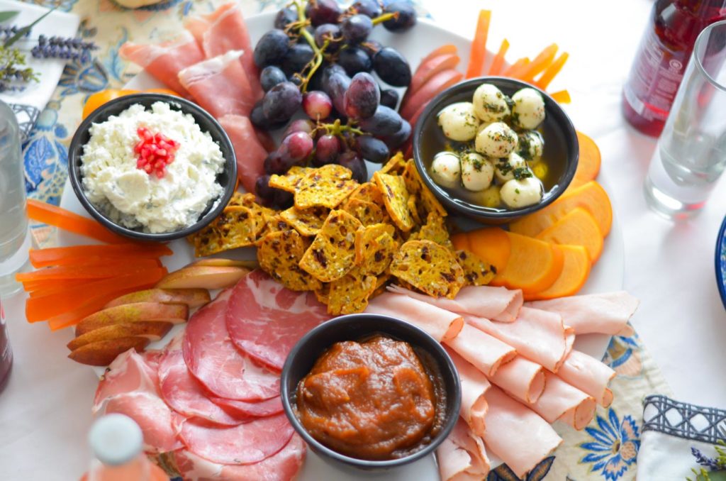 Friendsgiving Food Ideas - Menu & Decor